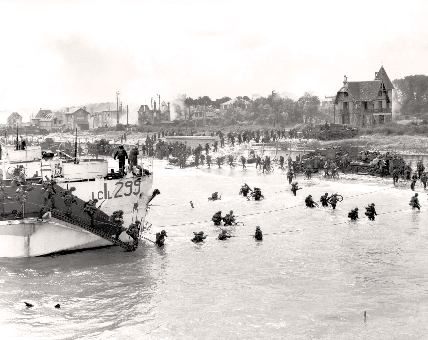 Historic WWII Photo – Landing On Juno Beach - Legion Magazine