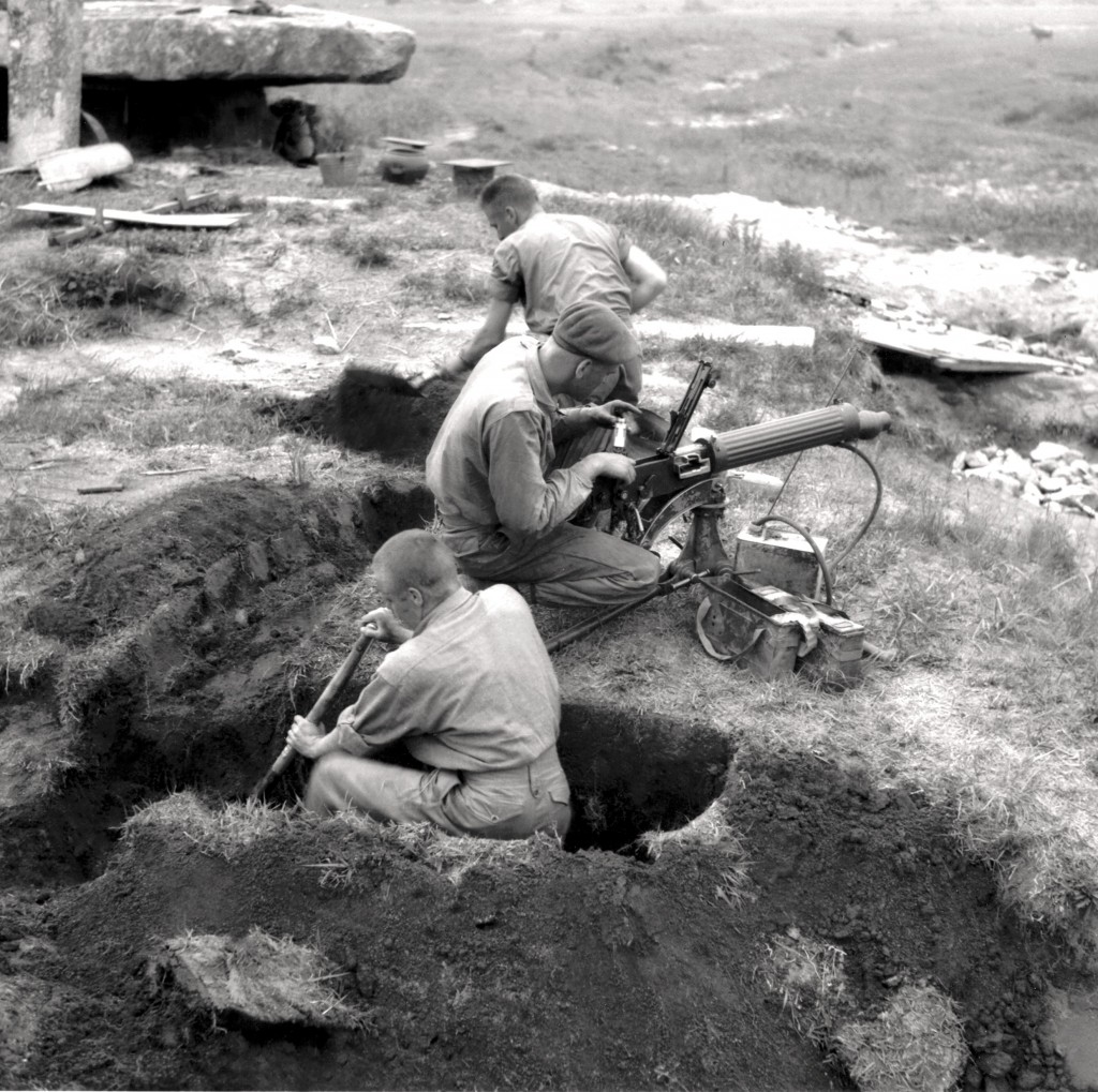 Historic Korean War Photo – Setting Up A Machine-gun Position - Legion ...