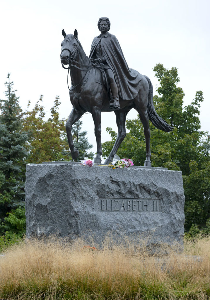Photo Essay: Memorials mark the passing of Queen Elizabeth II - Legion ...